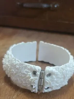 Unbranded | Jewelry | Bracelet Vintage Wedding Cake Floral White ...